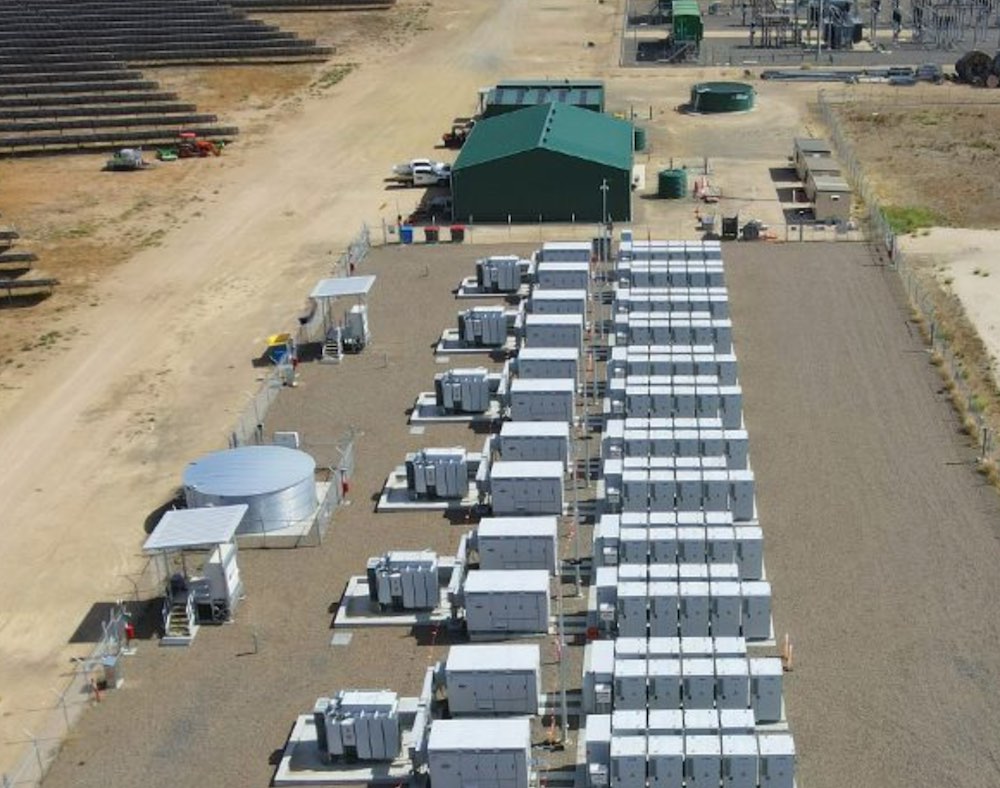 Big battery joins solar farm to complete "cutting edge" hybrid ...